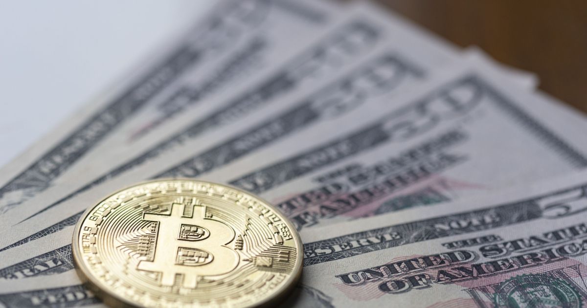 بتكوين تقود خسائر العملات المشفرة وسط حالة ذعر تضرب الأسواق العالمية
