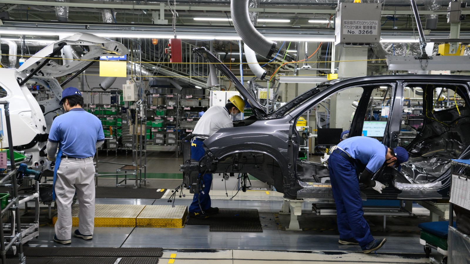 اقتصاد الشرق مع Bloomberg | سباق استثماري في صناعة زجاج السيارات المصرية